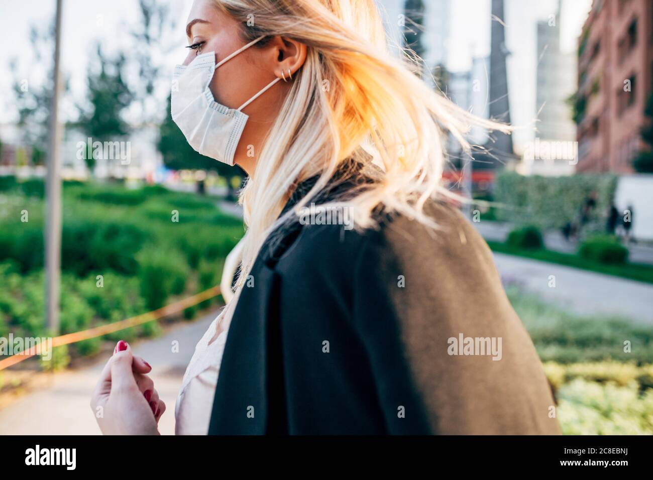 Women wearing mask walking hi-res stock photography and images - Alamy