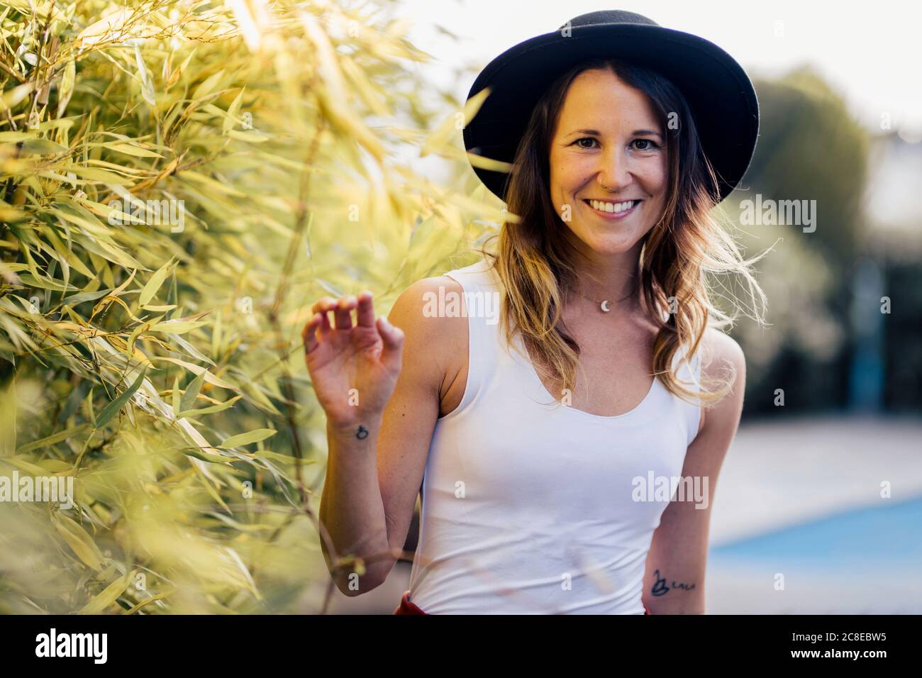 Arms akimbo hi-res stock photography and images - Alamy