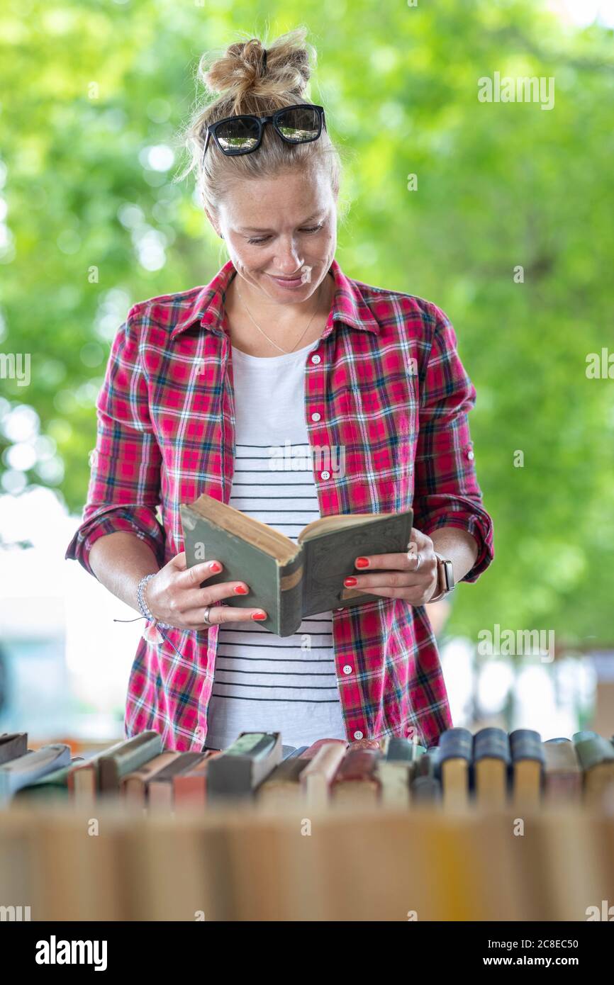 Reading clientele hi-res stock photography and images - Alamy