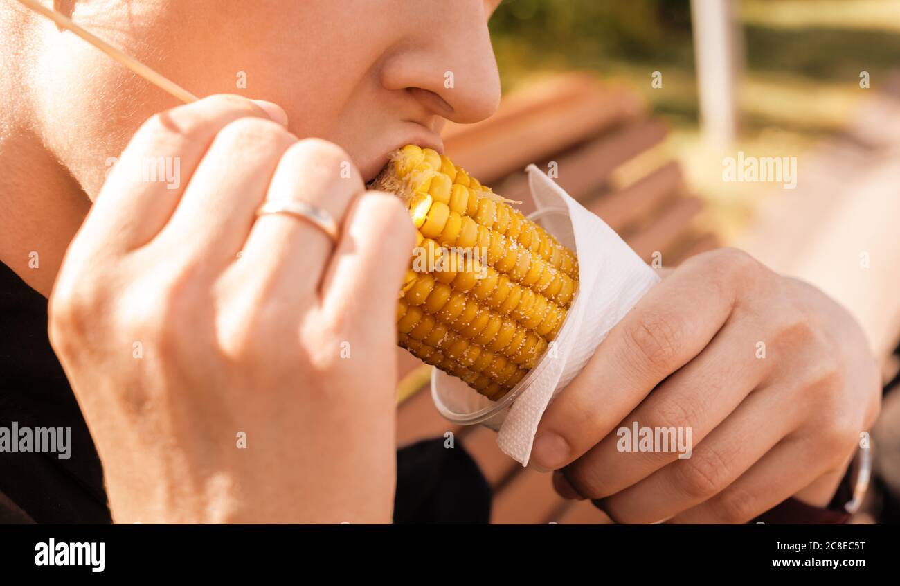 Woman with corn on the cob hi-res stock photography and images - Alamy
