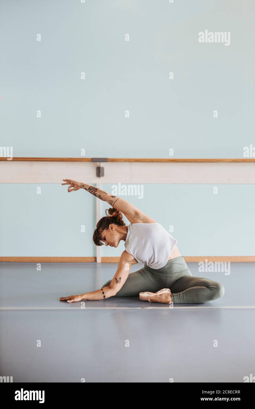 Ballerina sitting on floor hi-res stock photography and images - Alamy