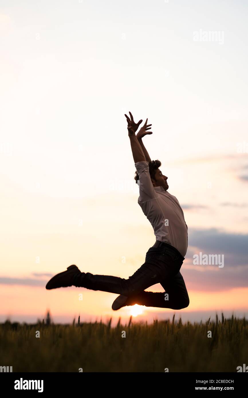 People dancing sunset hi-res stock photography and images - Alamy
