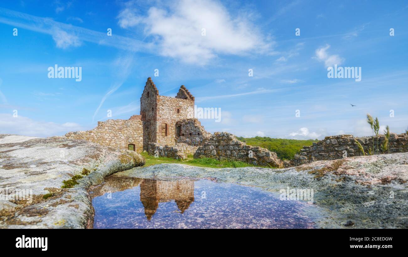 Run down medieval castle ruins hi-res stock photography and images - Alamy