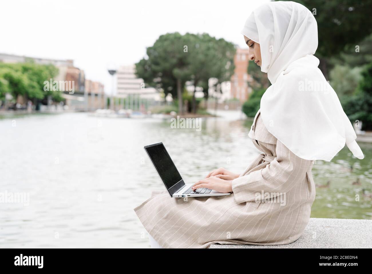 Muslim girls computer hi-res stock photography and images - Alamy
