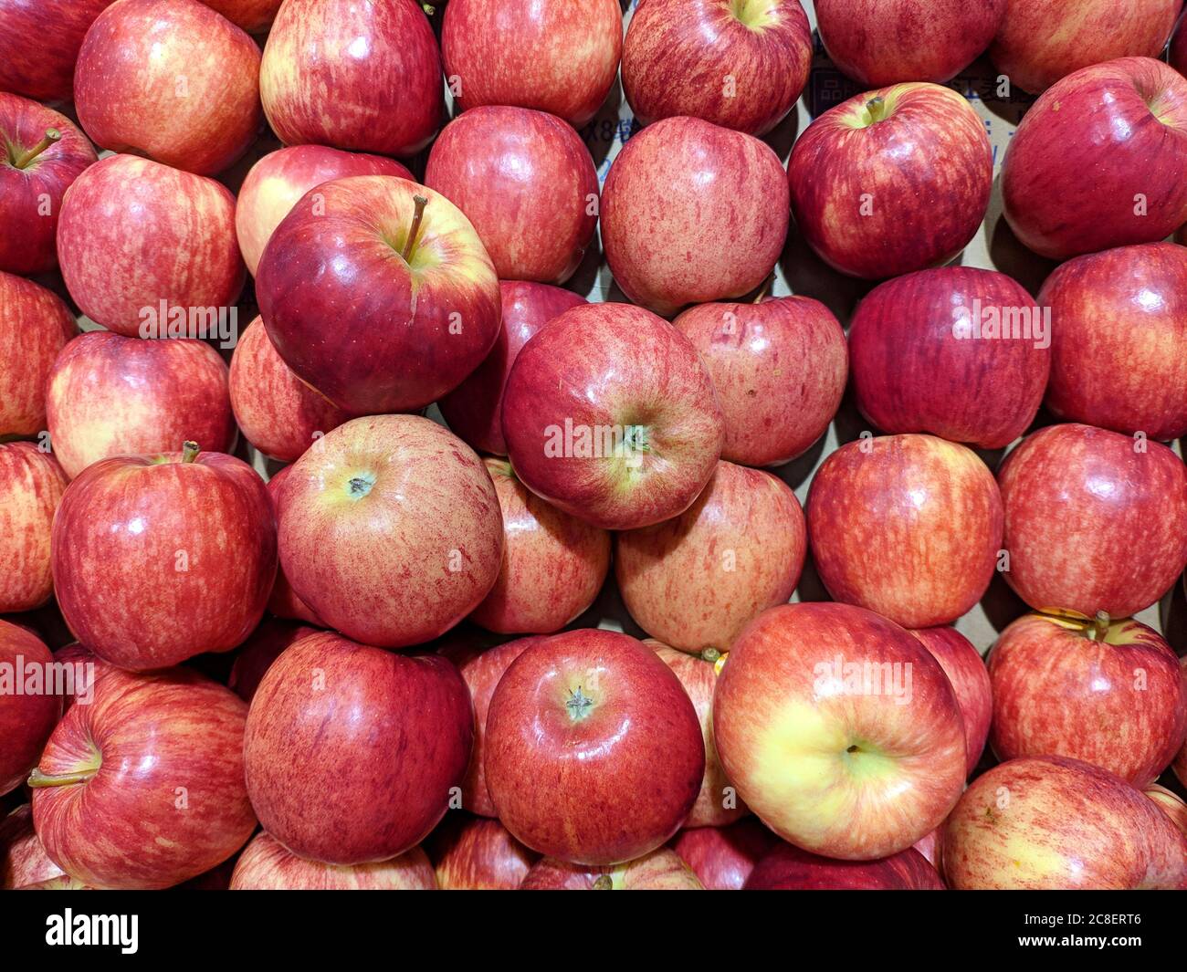 red apples in the counter in the supermarket Stock Photo - Alamy