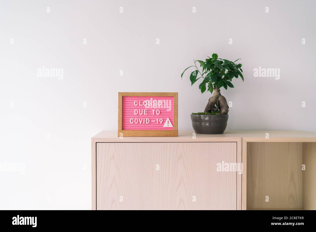 Shop closed closure notice hi-res stock photography and images - Alamy