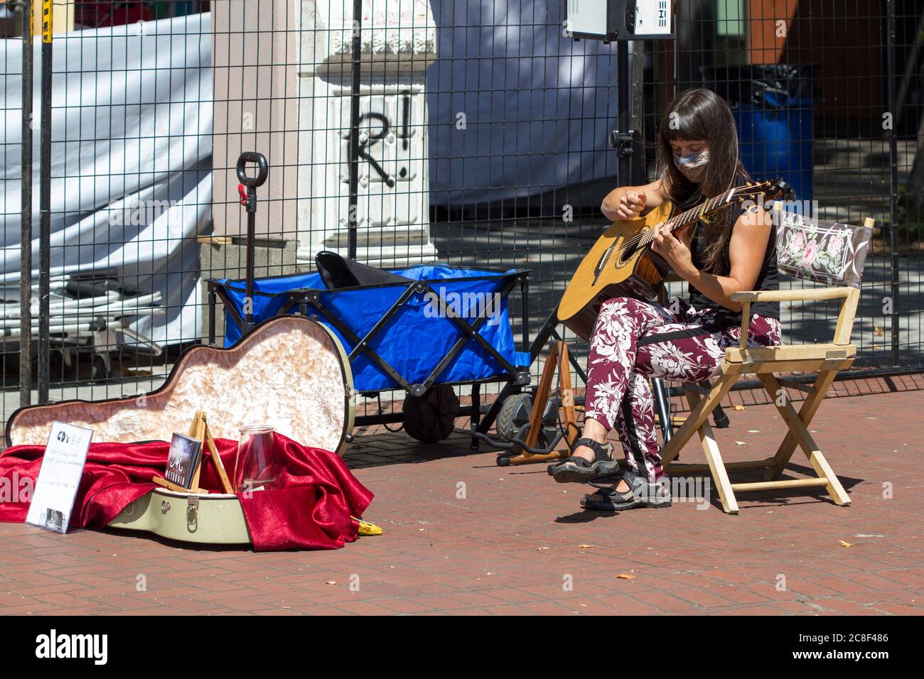 A street musician performing hi-res stock photography and images - Alamy