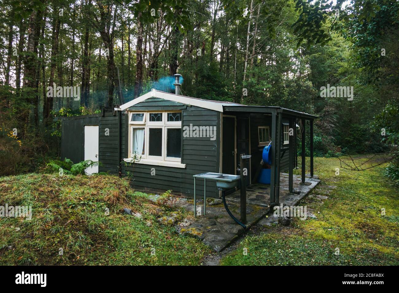 Wood cabin forest hi-res stock photography and images - Alamy