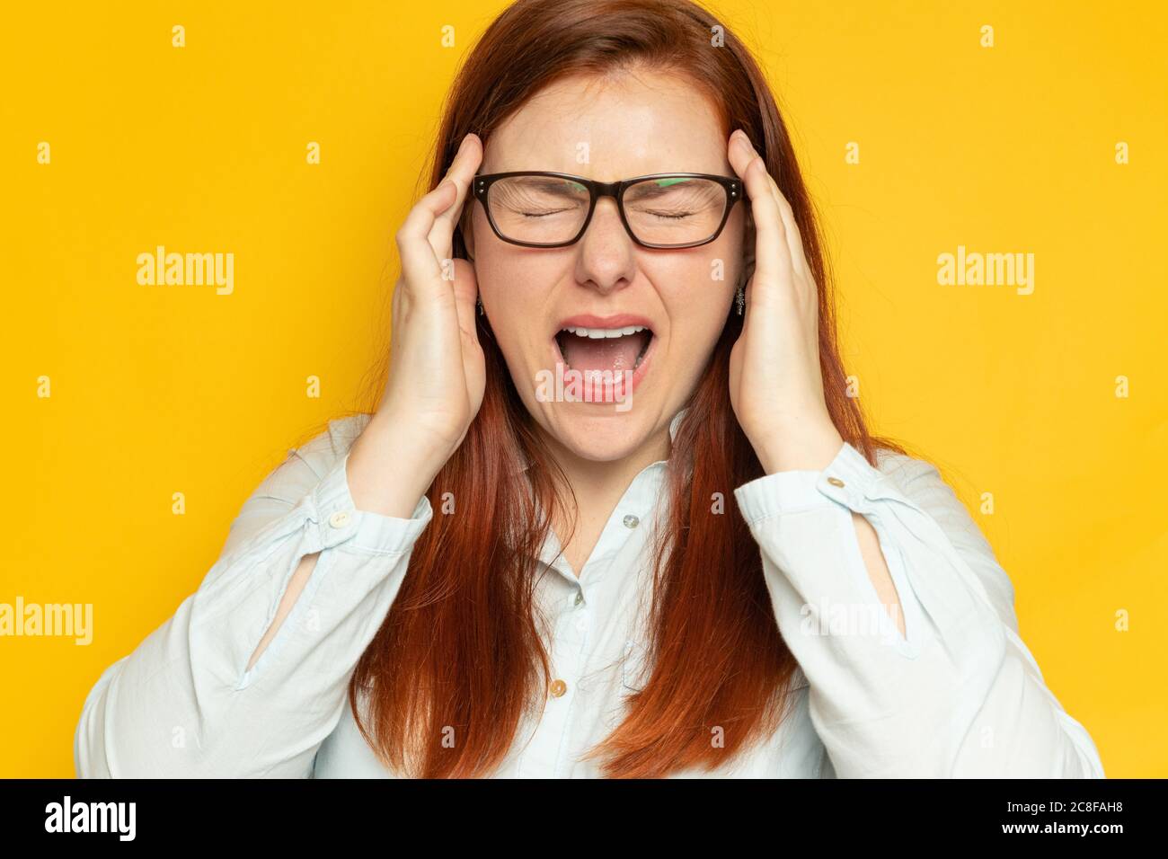 Woman in pain screaming hi-res stock photography and images - Alamy
