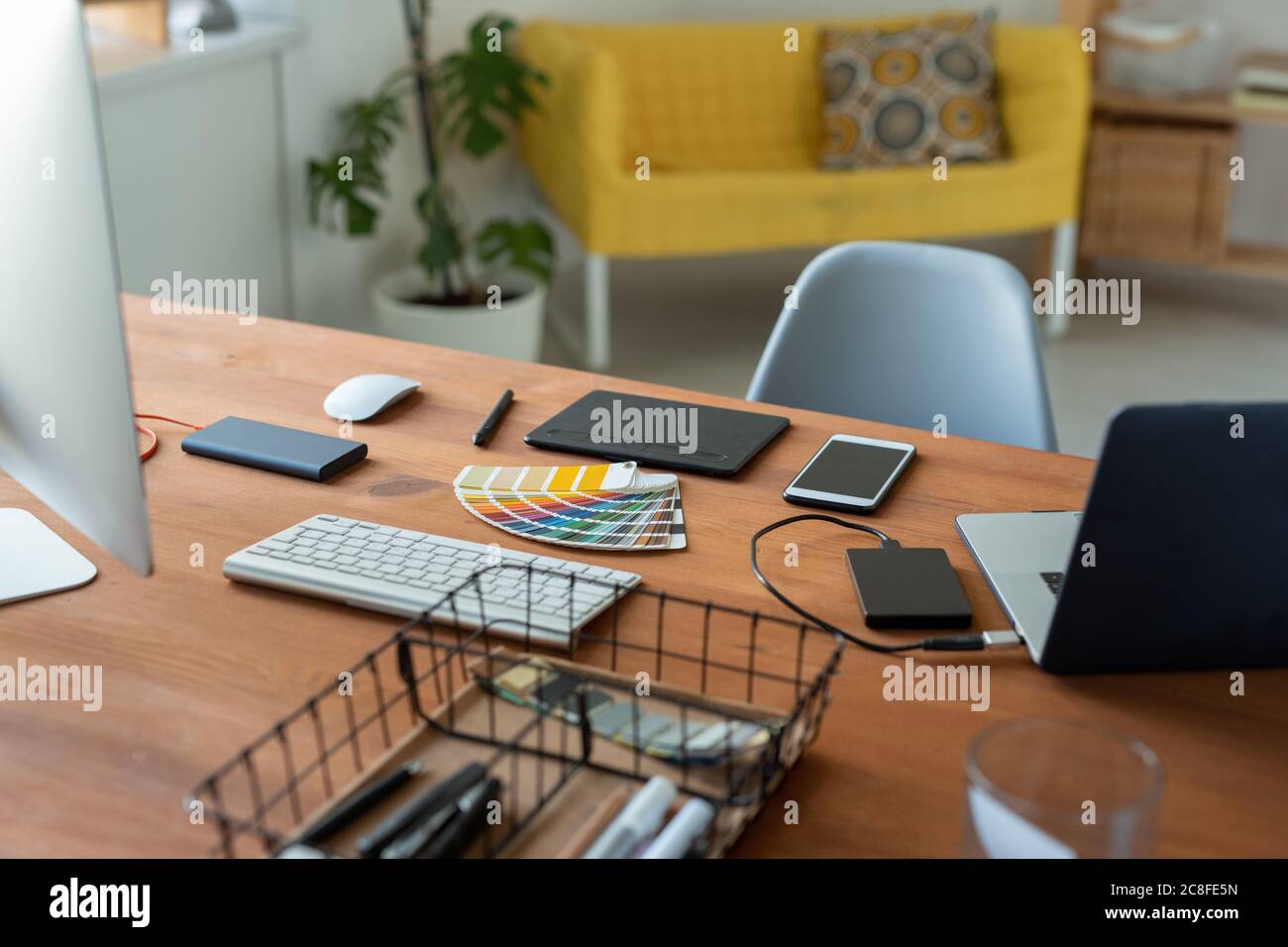 Mobile computers designers hi-res stock photography and images - Alamy