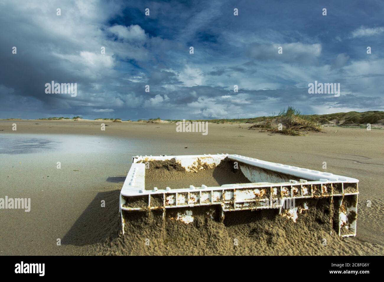 Littered beach hi-res stock photography and images - Alamy