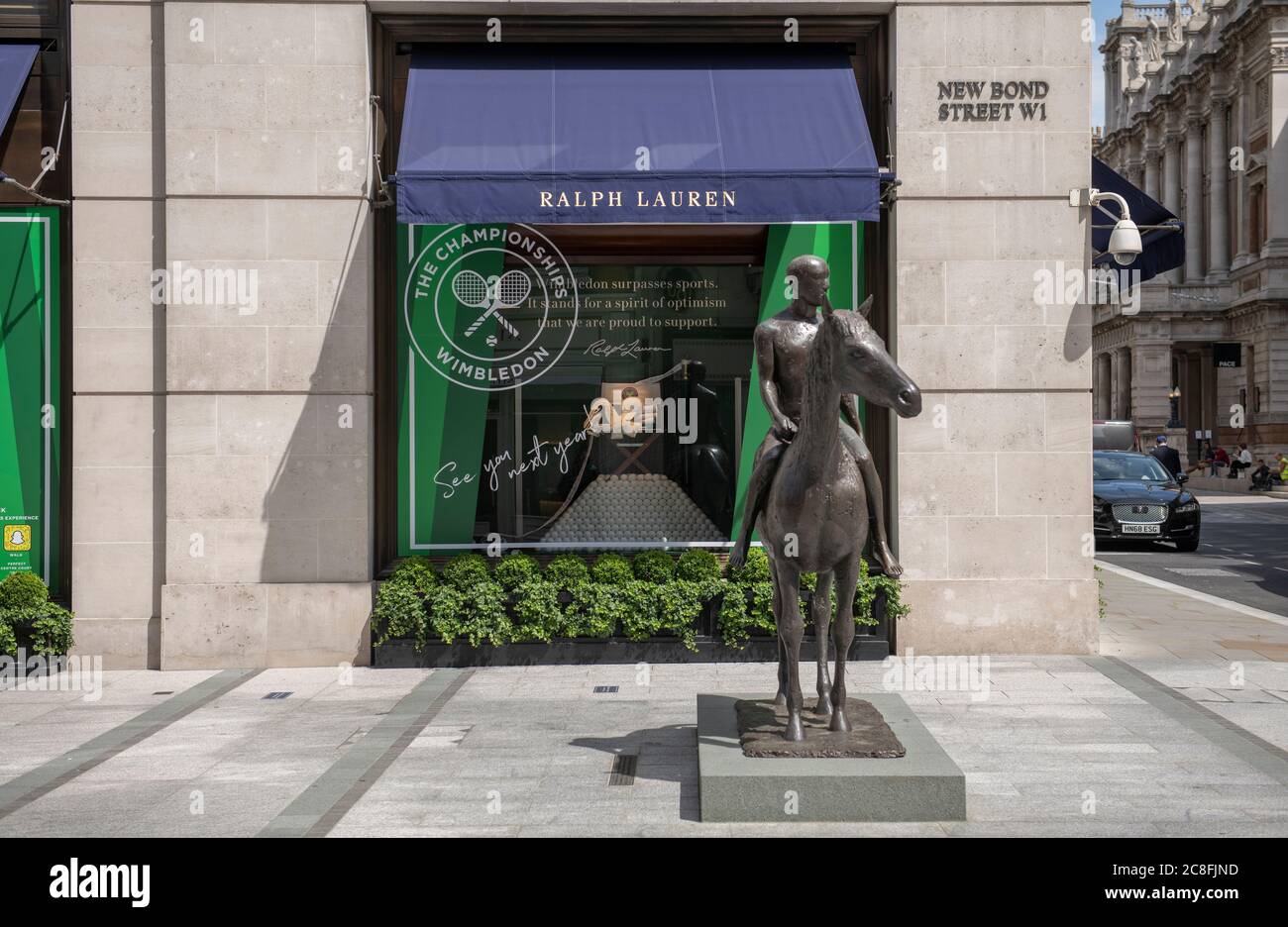 Wimbledon championships window display hi-res stock photography and ...
