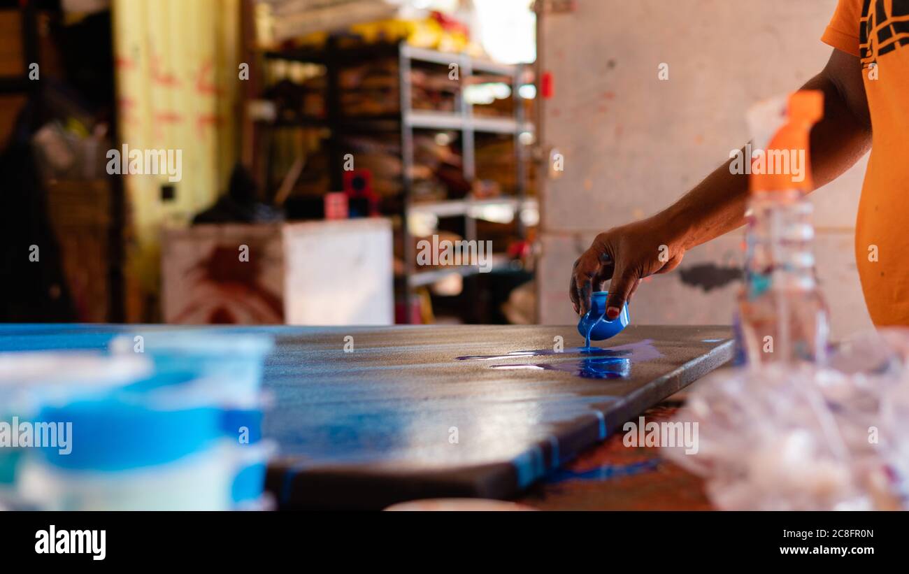 ABORIGINAL DOING PAINTING ART IN AUSTRALIA; NOVEMBRE-2019- YUENDUMU ...
