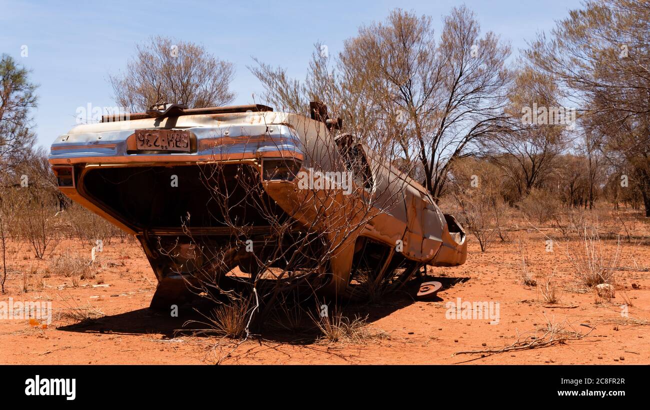 RSUT CAR IN THE AUSTRALIAN BUSH, NEAR ABORIGINAL COMMUNITY IN REMOTE ...