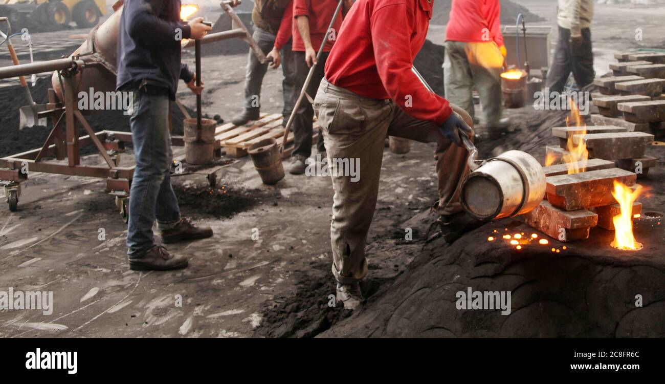 Worker workers working metal casting hi-res stock photography and ...