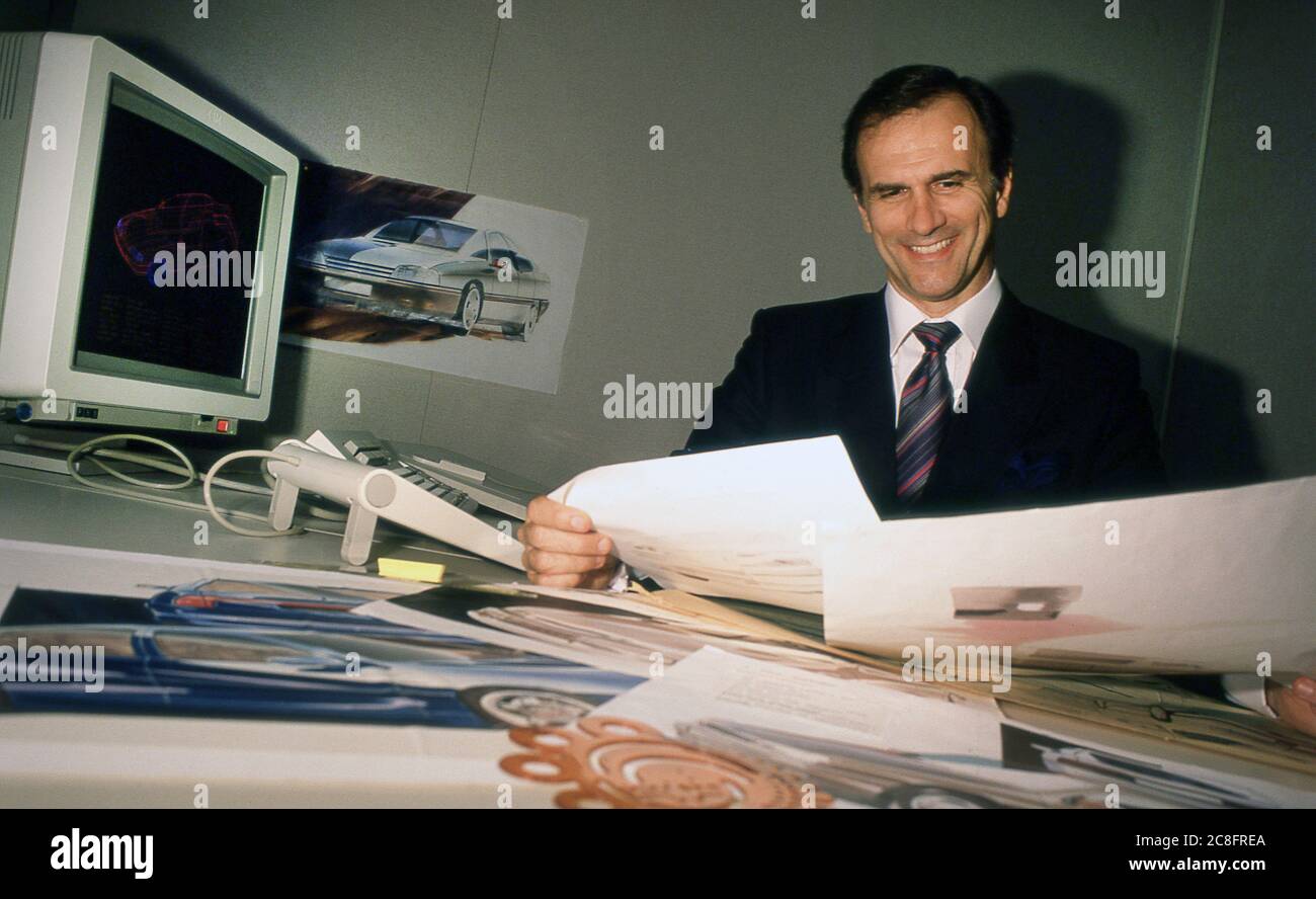 Wayne Cherry Design Director of Vauxhall in his studio in 1988 Stock ...