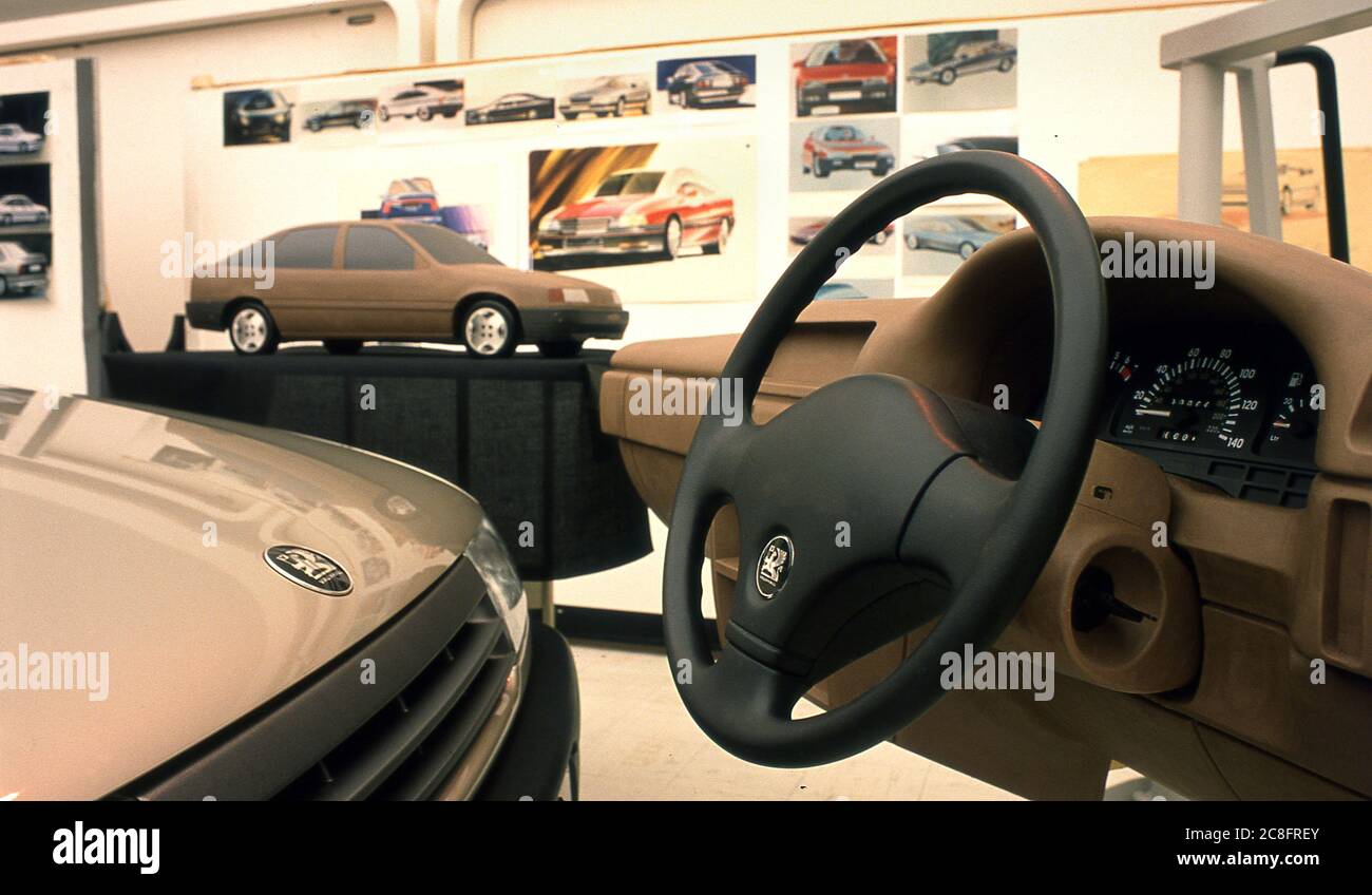 Wayne Cherry Design Director of Vauxhall in his studio in 1988 Stock ...