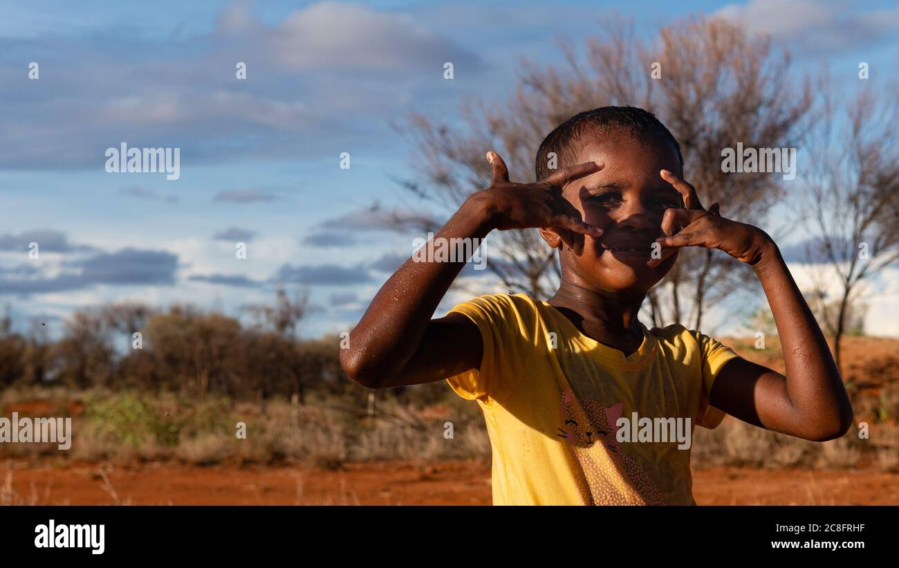 ABORIGINAL CHILD IN THE AUSTRALIAN BUSH; NOVEMBRE-2019- YUENDUMU ...