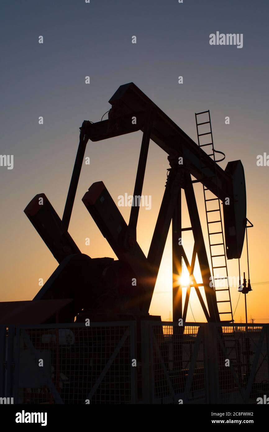 Oil rig middle east hi-res stock photography and images - Alamy