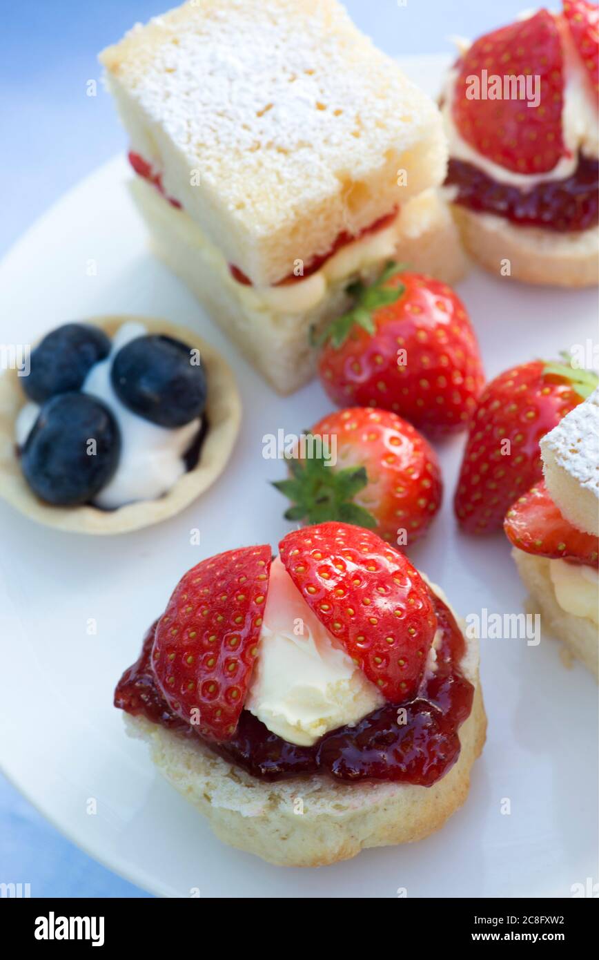Afternoon tea office hi-res stock photography and images - Alamy