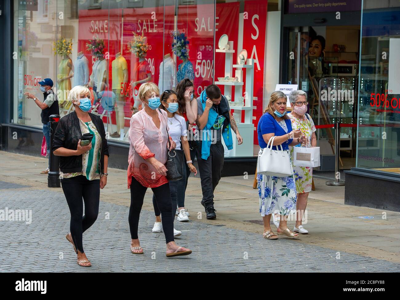 Staff wearing face coverings hi-res stock photography and images - Alamy
