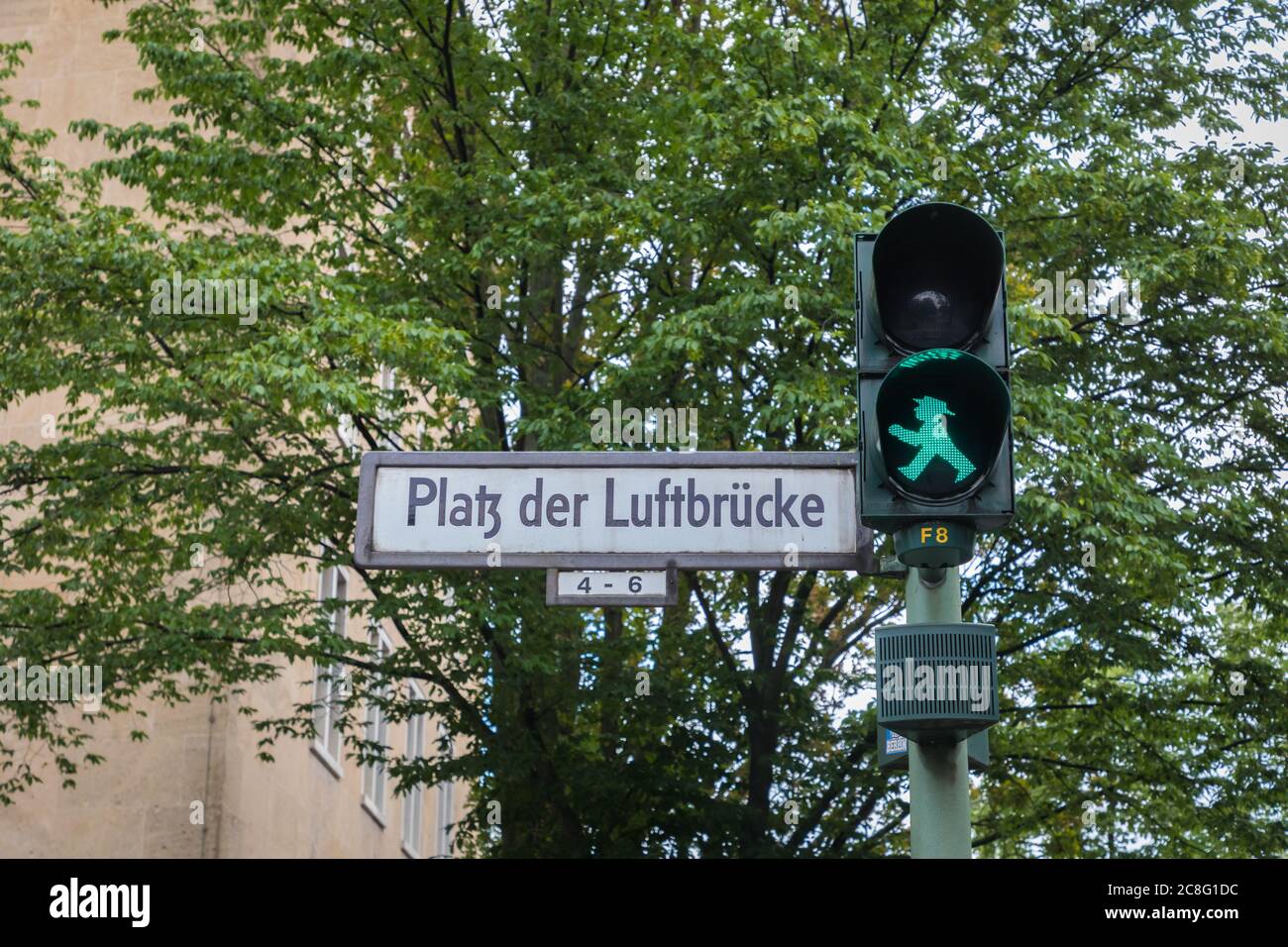 Green ampelmannchen hi-res stock photography and images - Alamy