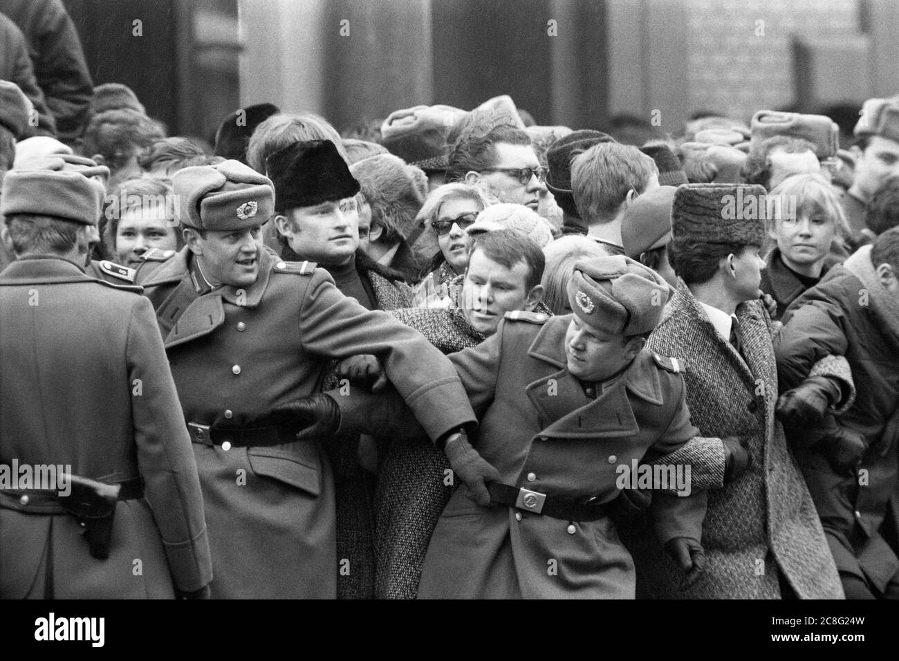 People in the GDR are held back on the square in front of the Hotel ...