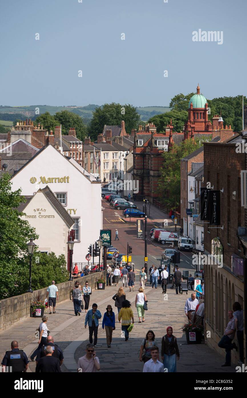Street in the centre of the catherdral city of Durham, County Durham ...