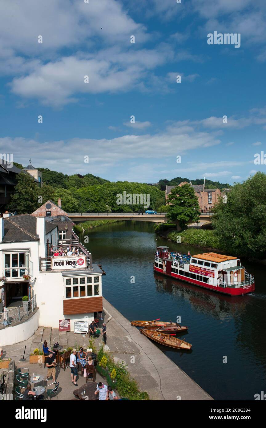 River cruiser passingThe Boathouse pub on the banks of the River Wear ...