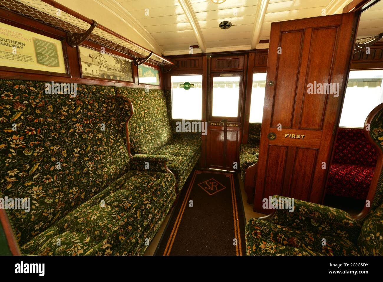 A 1st class vintage carriage Stock Photo - Alamy