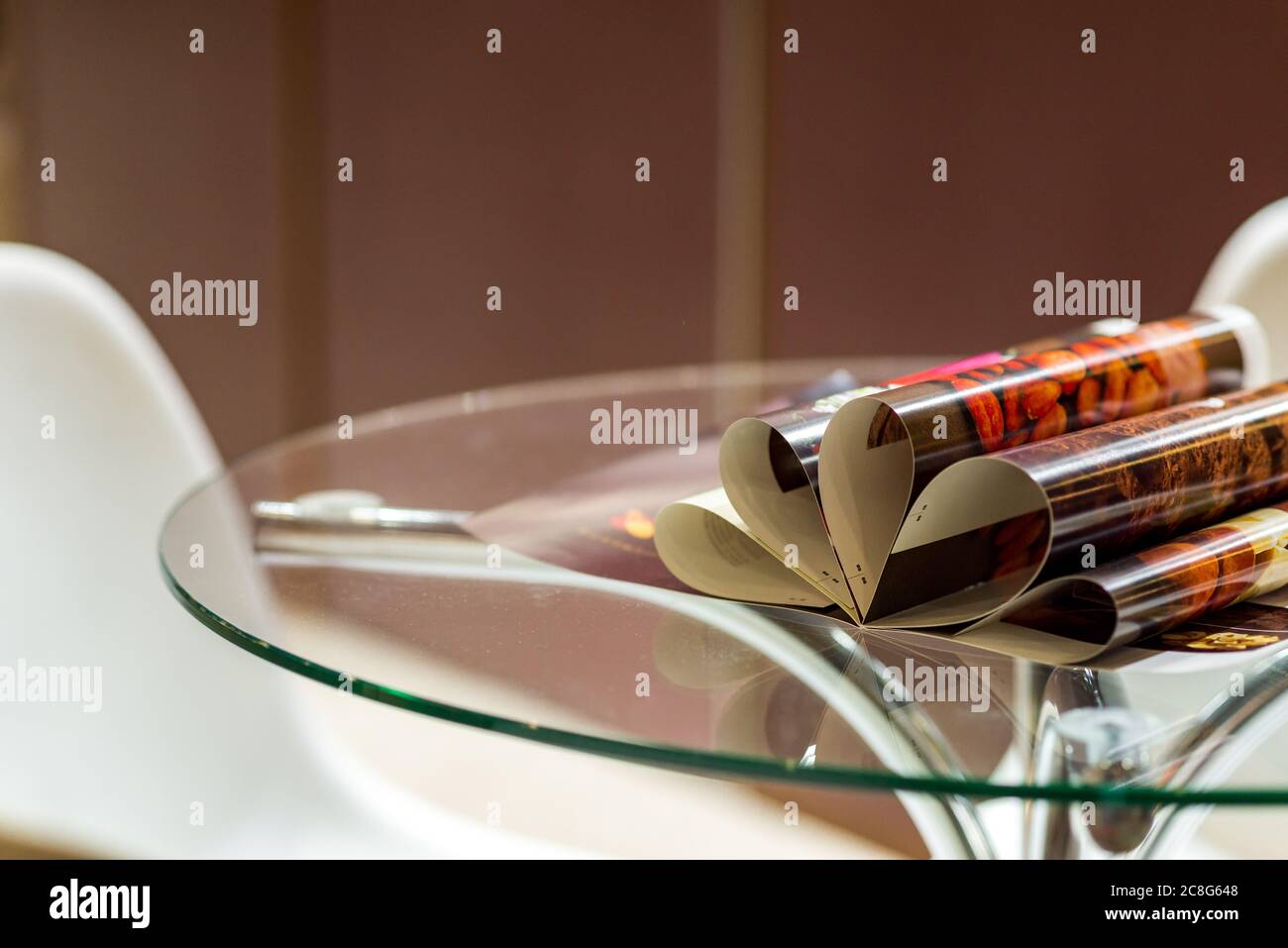 Pile table magazine hi-res stock photography and images - Alamy