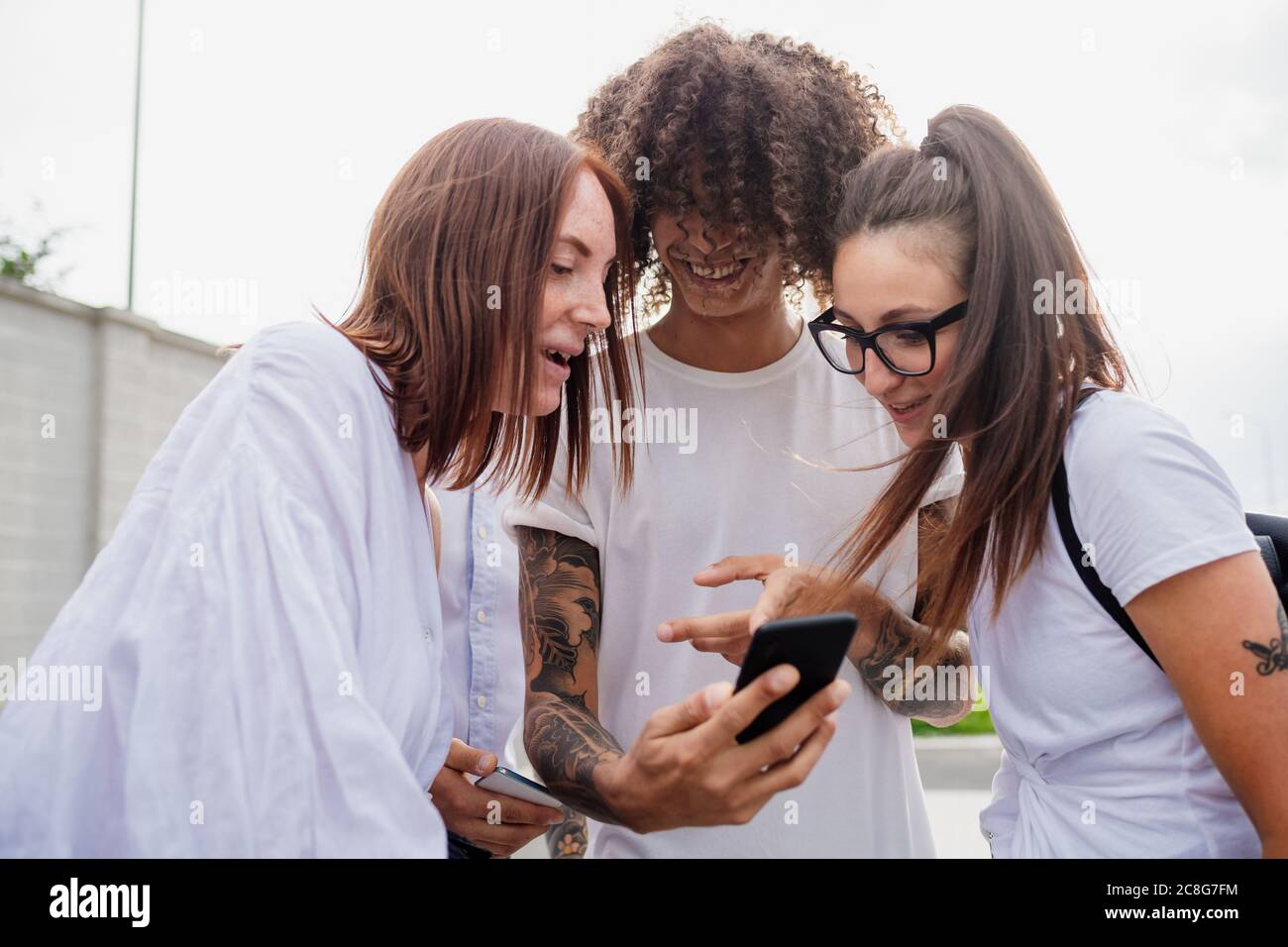 Friends hanging out italy hi-res stock photography and images - Alamy