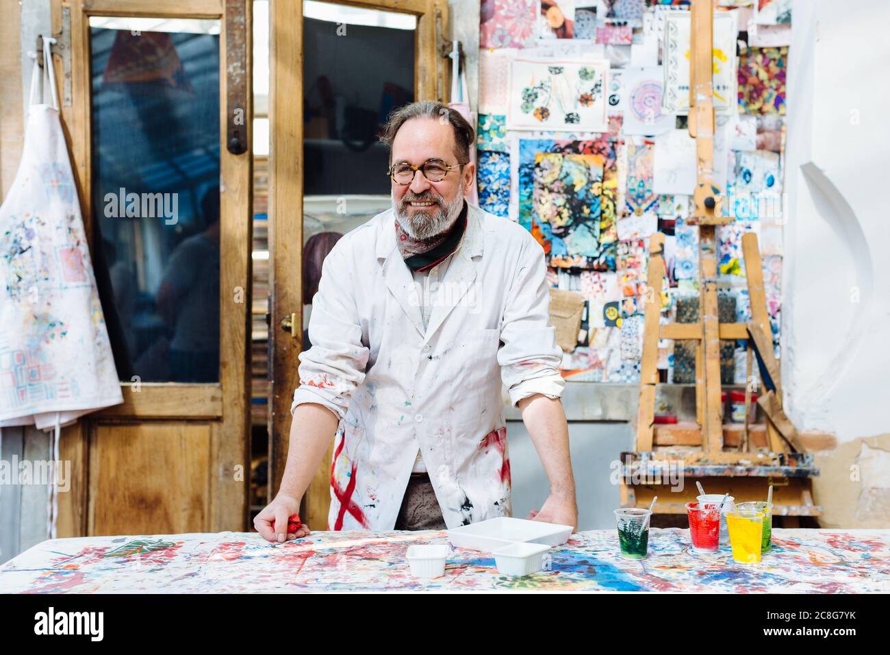 Male artist wearing apron hi-res stock photography and images - Alamy
