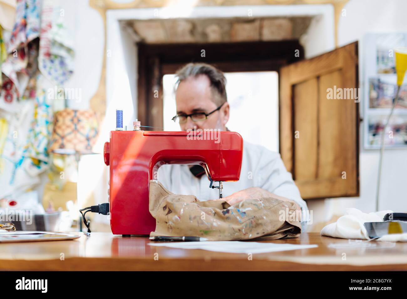 Man with sewing machine hi-res stock photography and images - Alamy