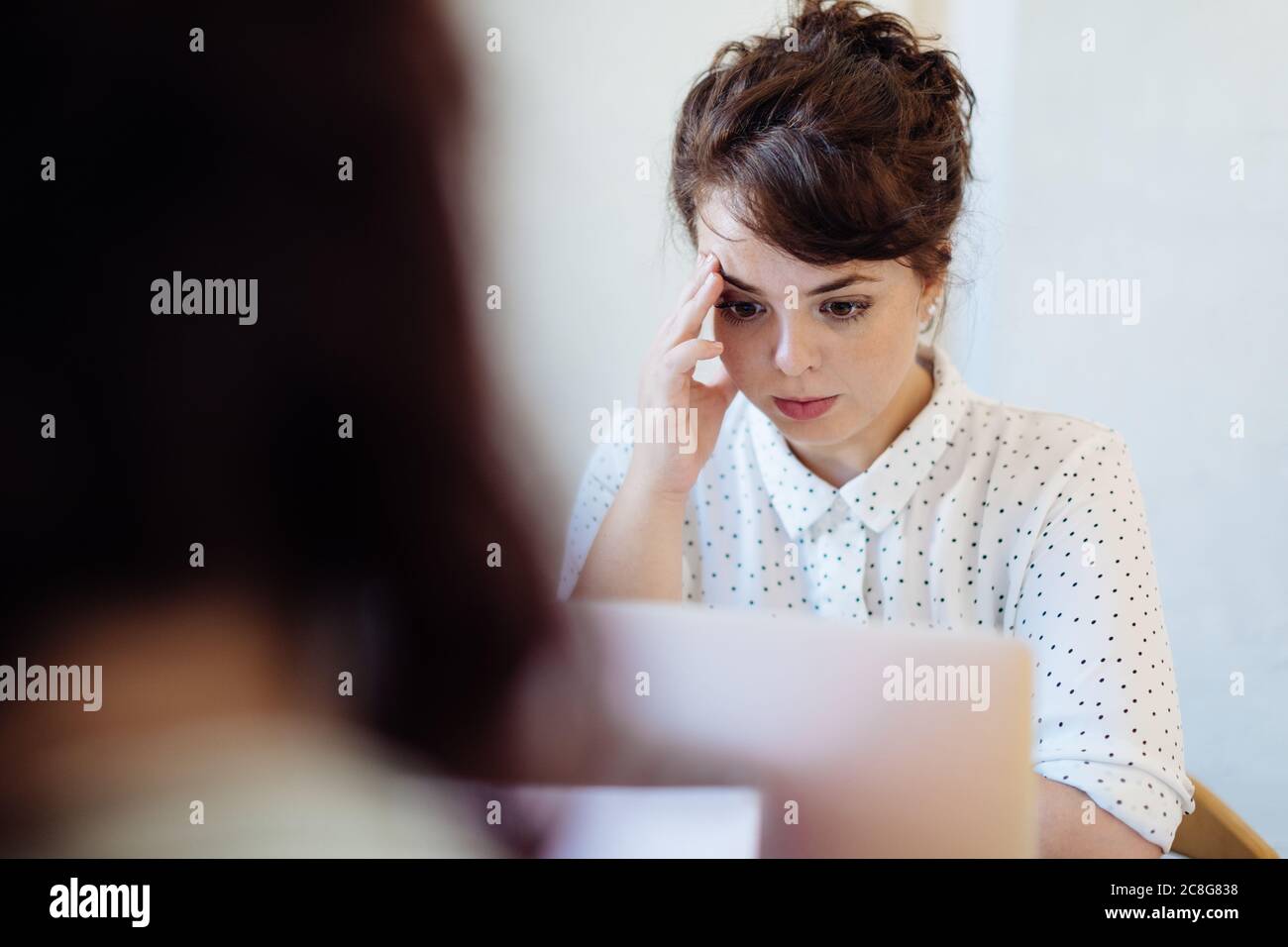 Woman concentrating hi-res stock photography and images - Alamy