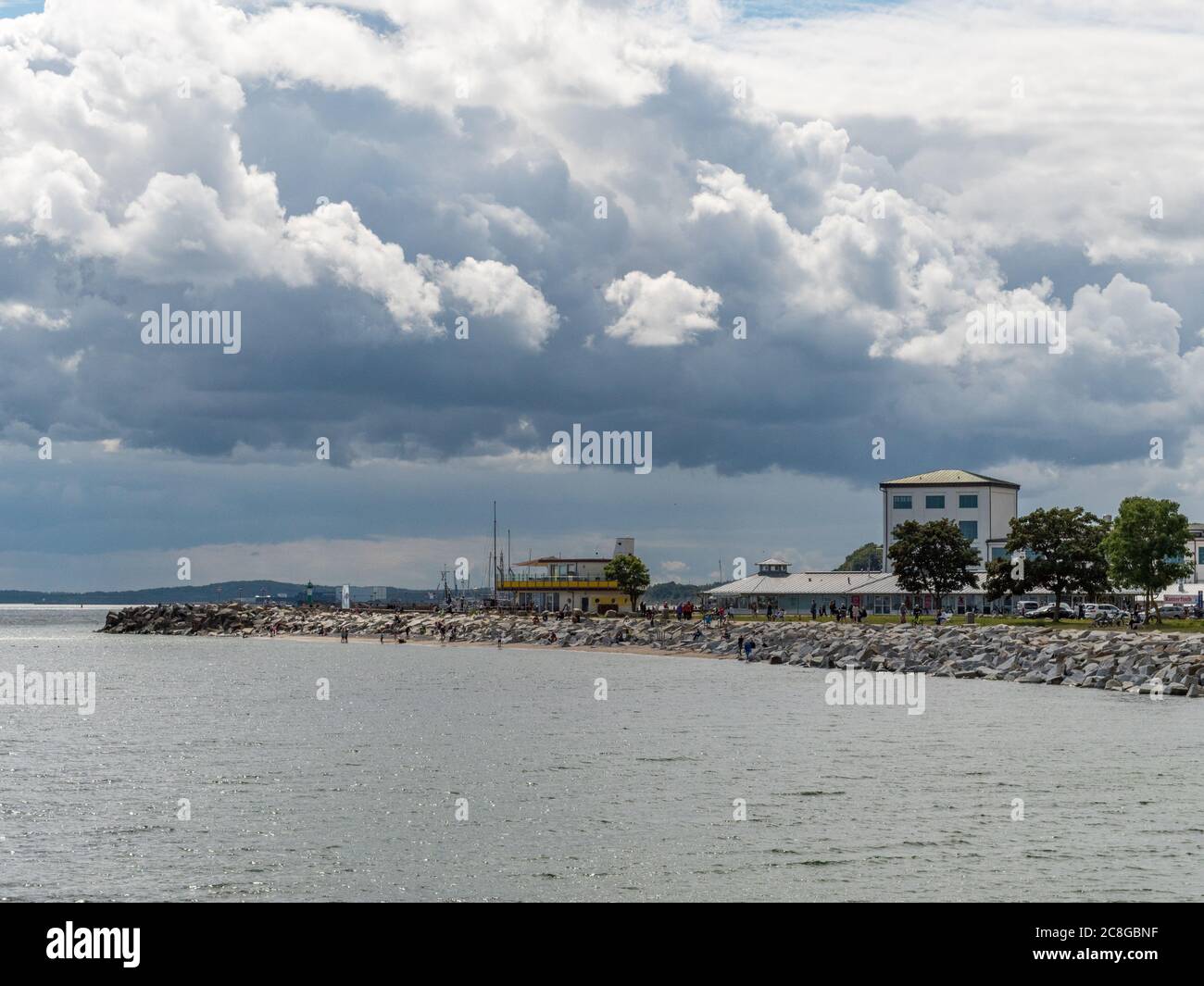 Strandpromenade und Hafen in der Altstadt Sassnitz Insel Rügen Urlaub ...