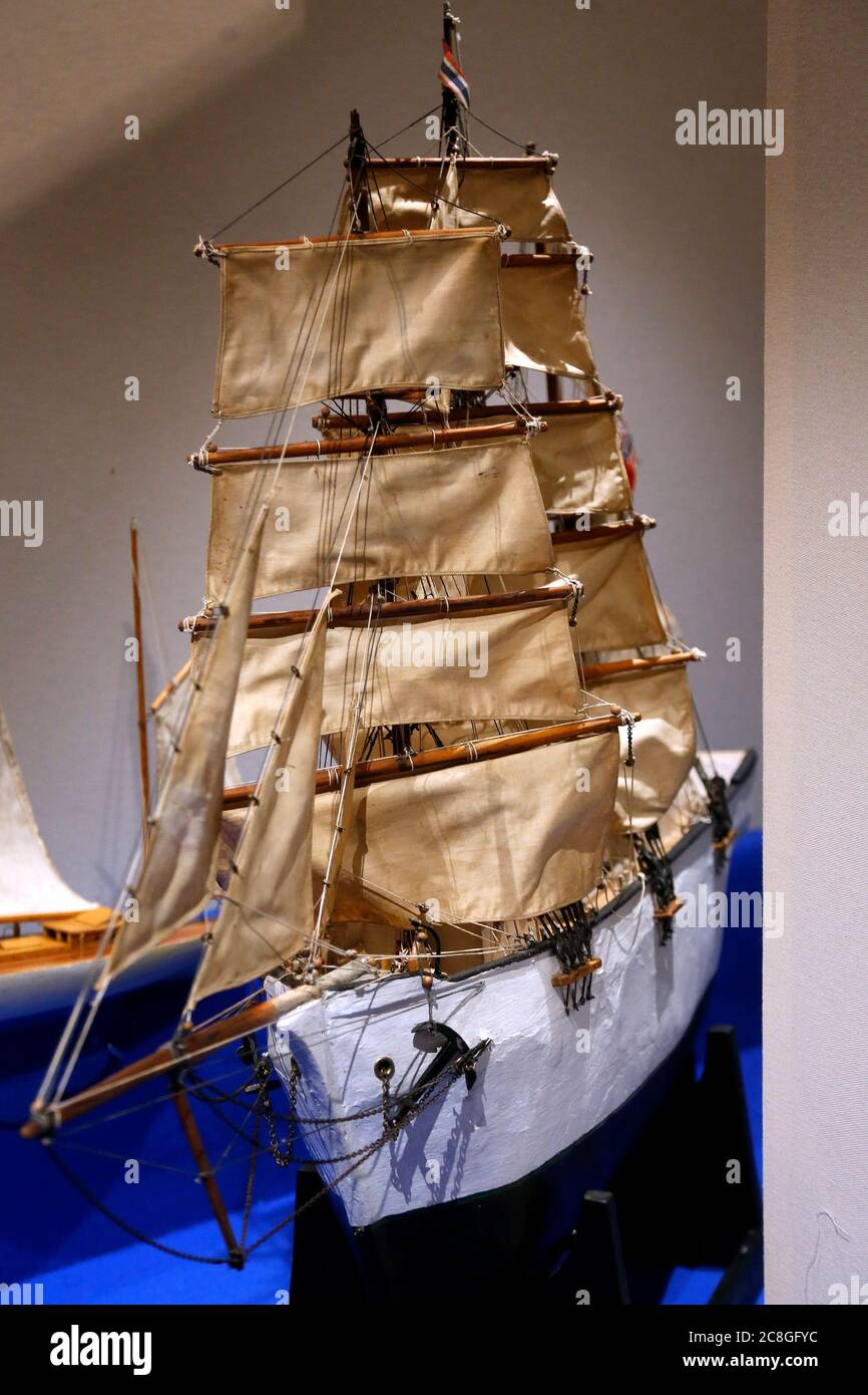 Vintage model boats hi-res stock photography and images - Alamy