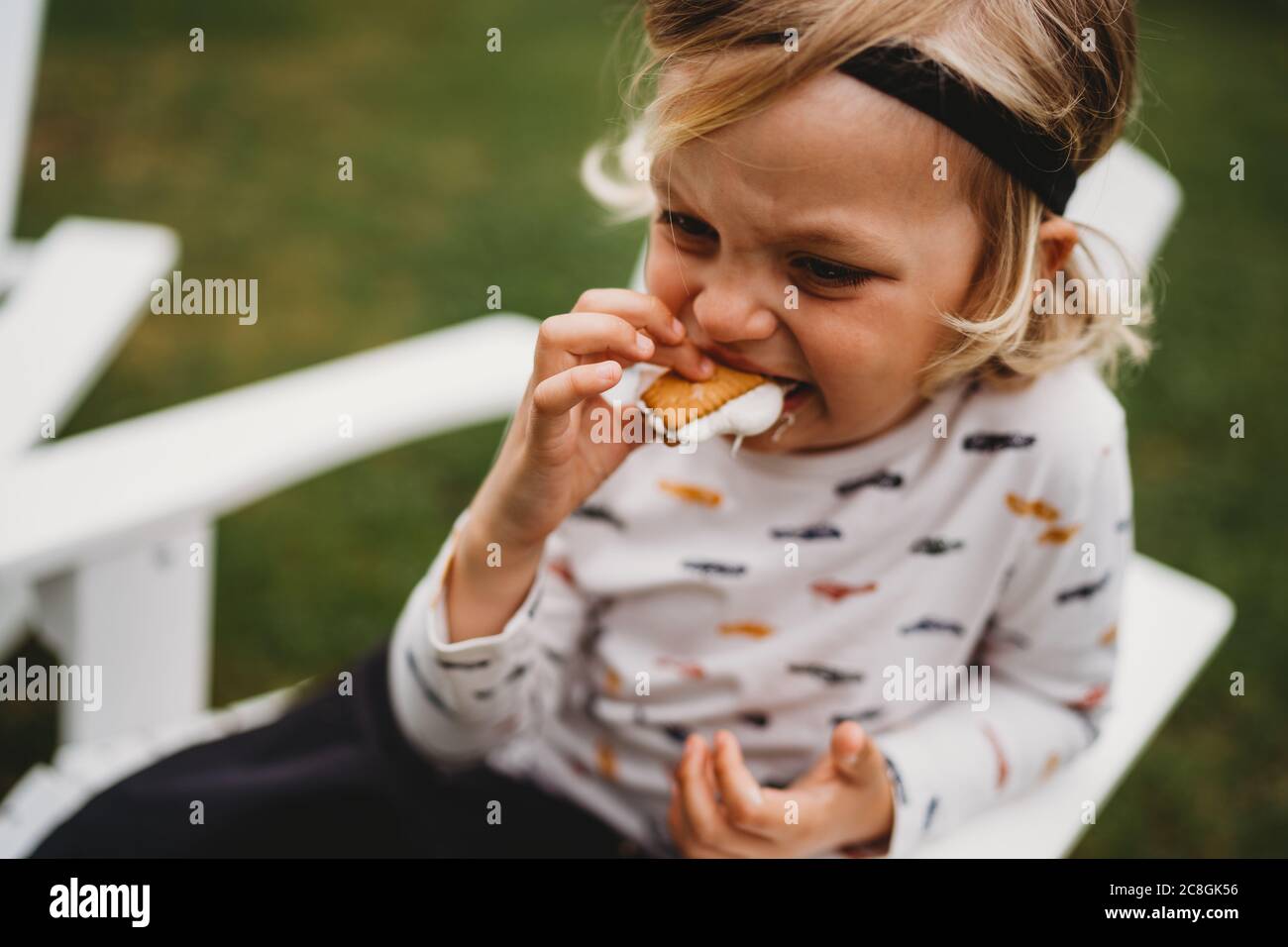 Children eating smores hi-res stock photography and images - Alamy