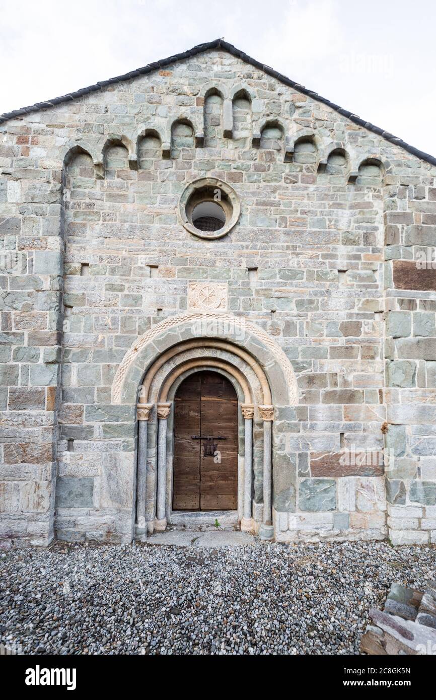 Puerta de la fachada de la iglesia hi-res stock photography and images ...
