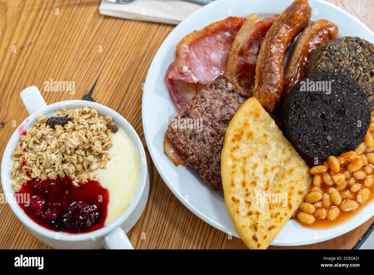 Full english breakfast black pudding hi-res stock photography and ...