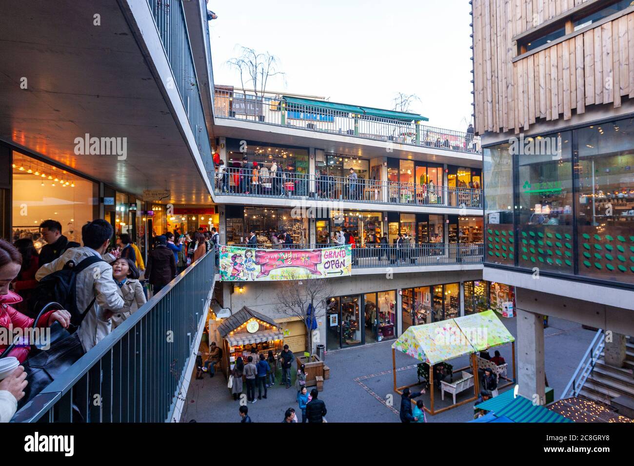 Ssamziegil shopping complex, Insa-dong, about 100 galleries Insadong ...