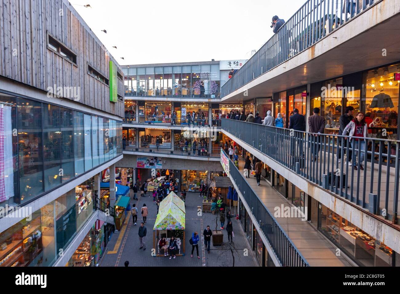 Ssamziegil shopping complex, Insa-dong, about 100 galleries Insadong ...
