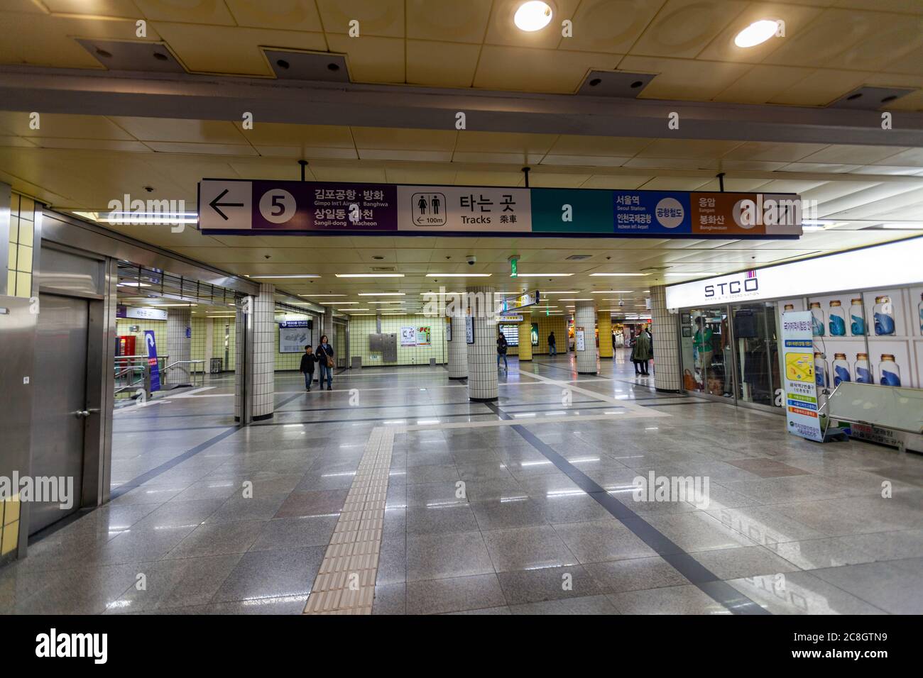 Seoul subway waiting hi-res stock photography and images - Alamy