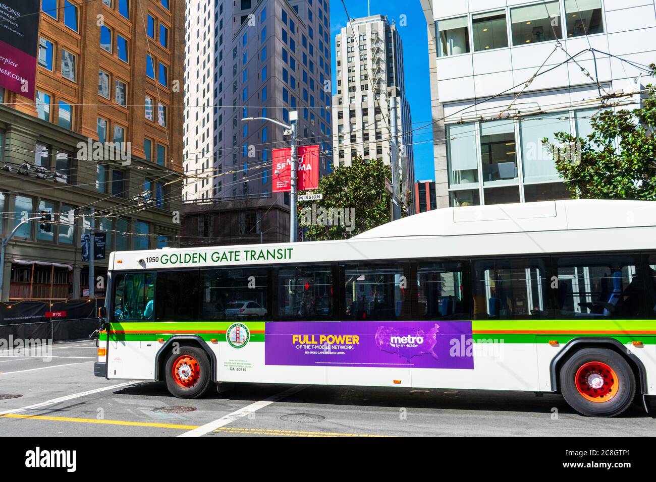 Golden gate transit bus hi-res stock photography and images - Alamy