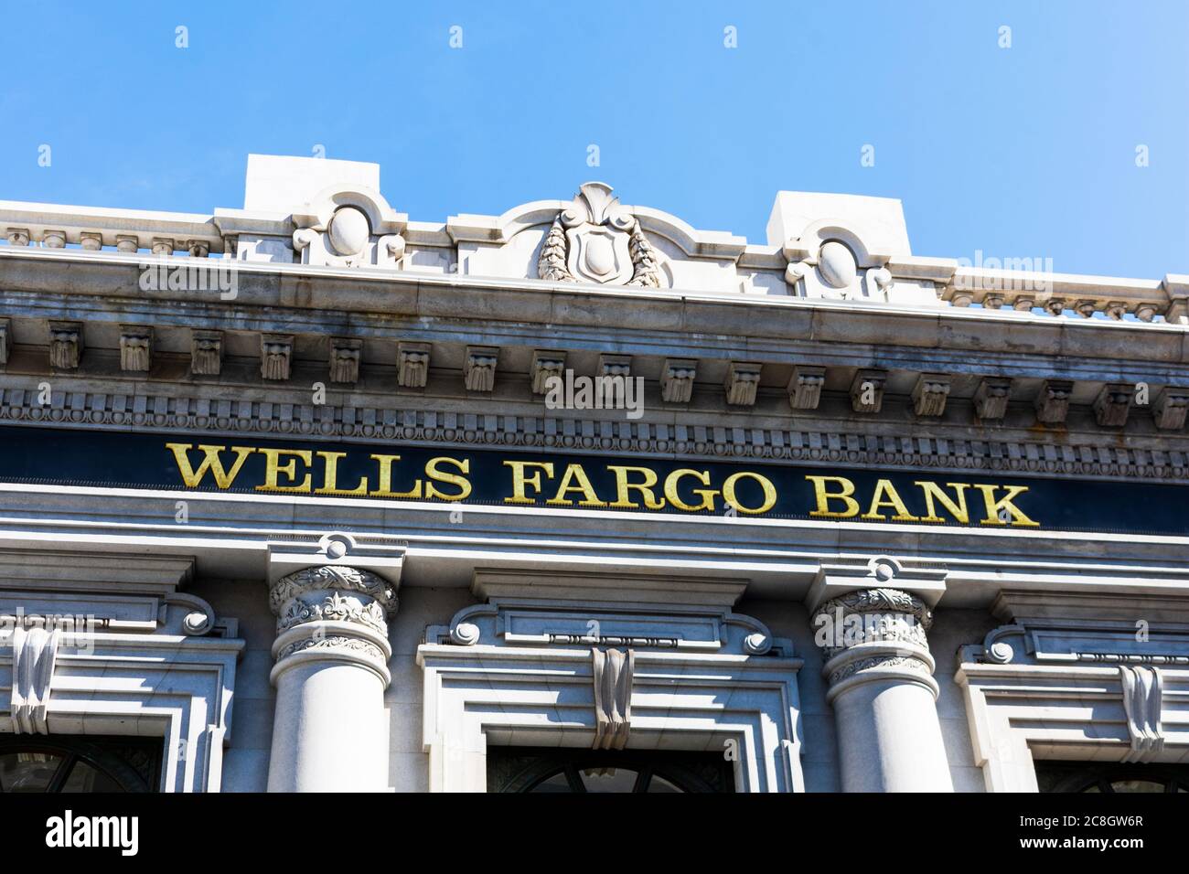 Wells fargo signage hi-res stock photography and images - Alamy