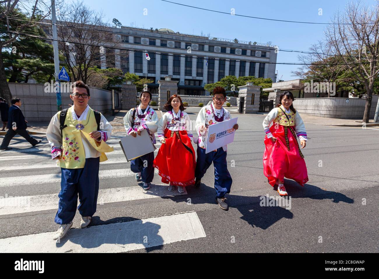 Group of young people wearing hanbok hi-res stock photography and ...