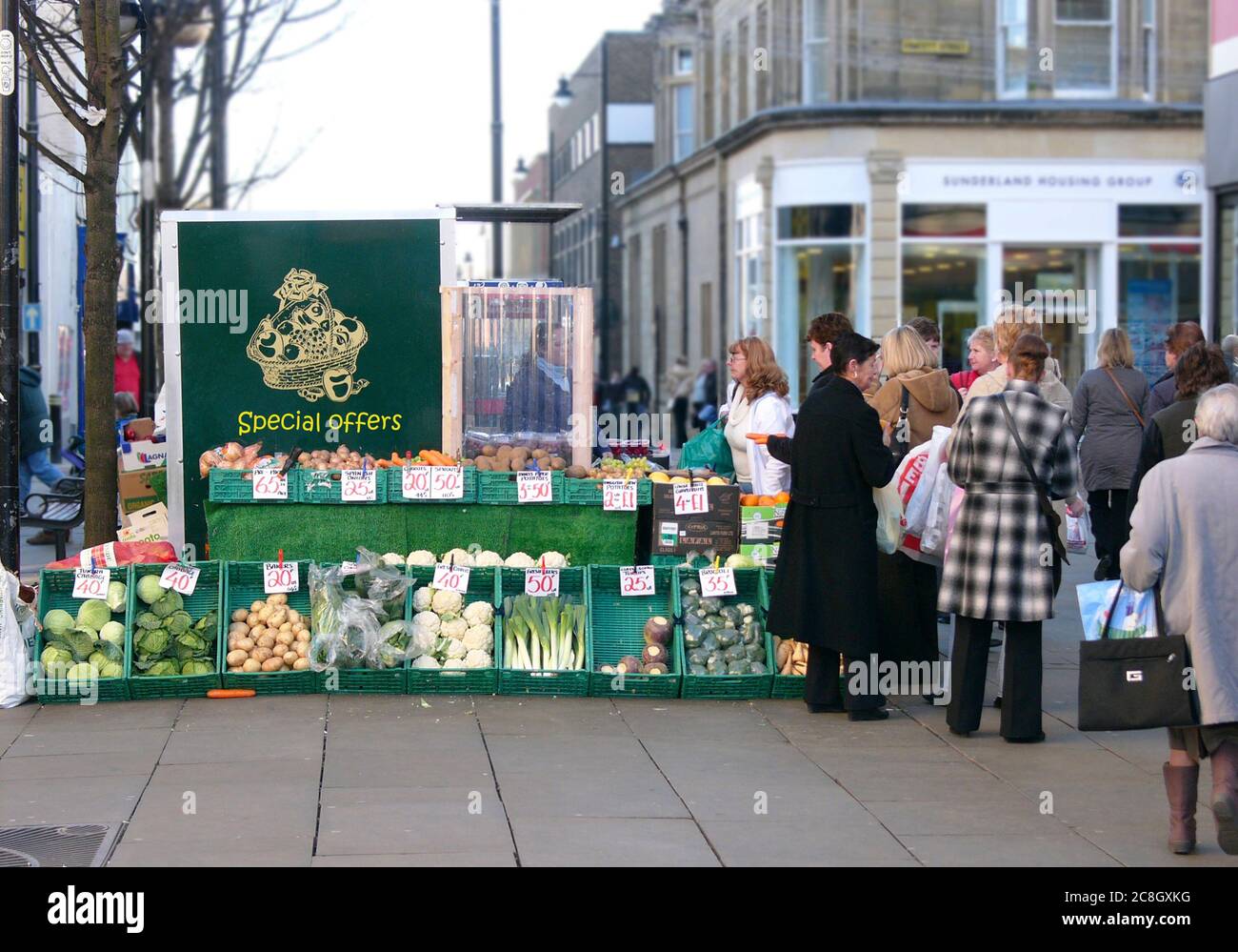 Paying market stall vegetable hi-res stock photography and images - Alamy