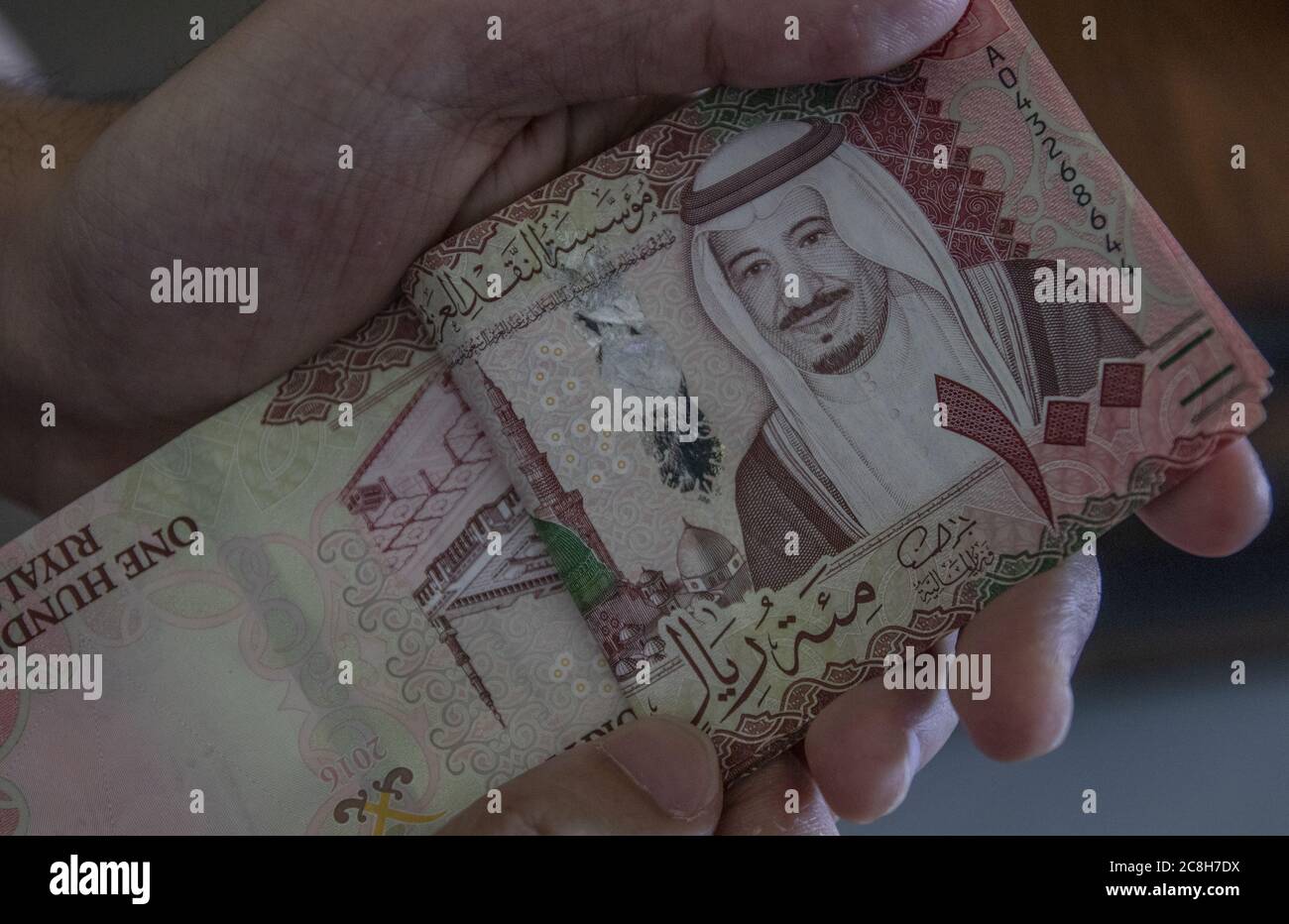 Close-up Hands counting money Saudi riyal Stock Photo - Alamy