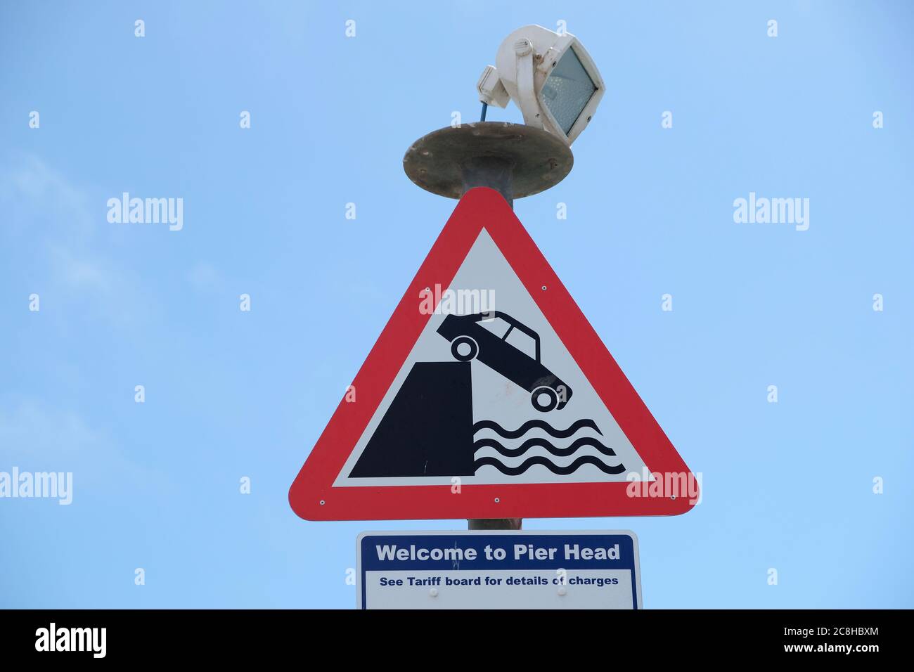 A triangular road sign warning drivers of the edge of a pier Stock ...