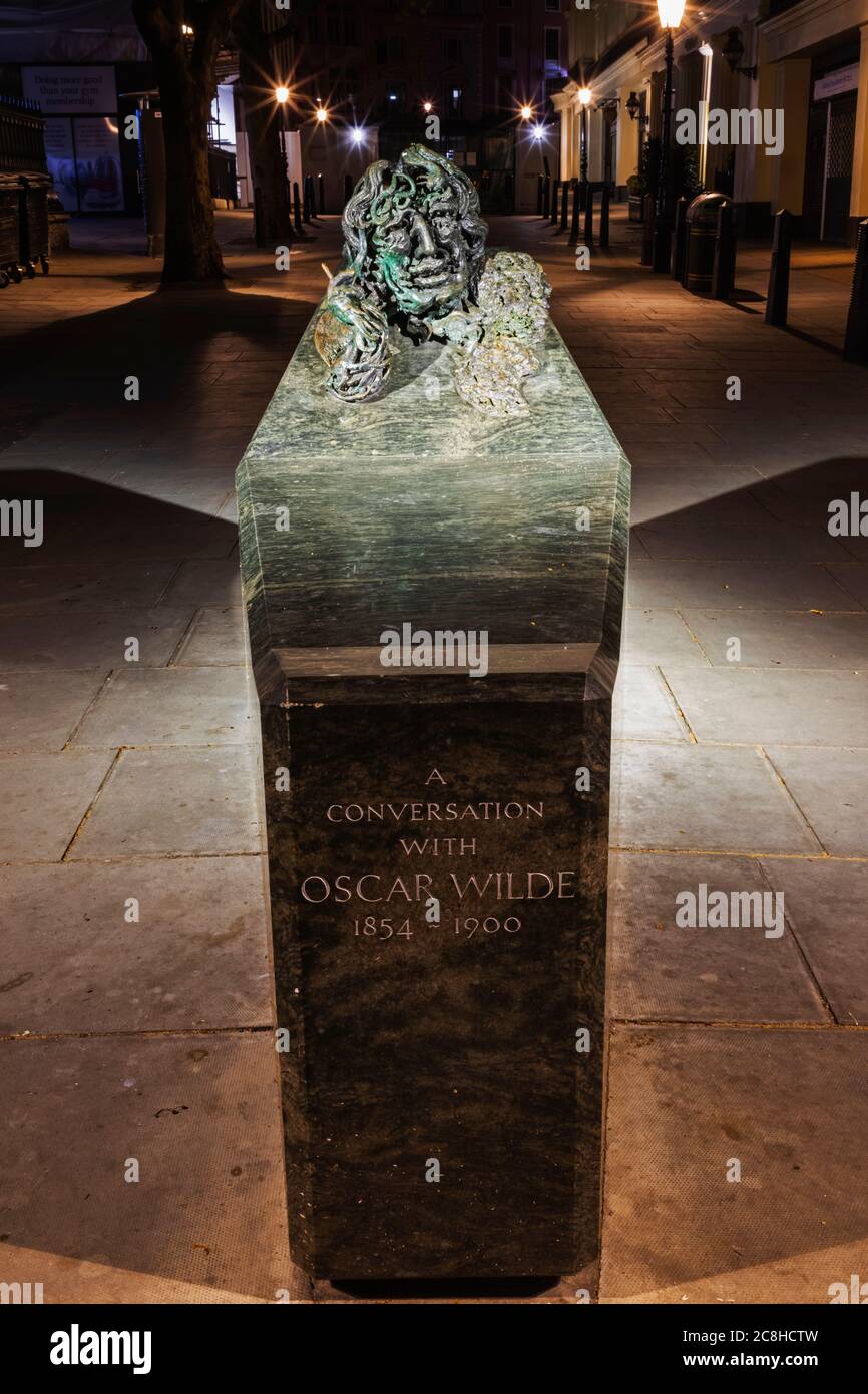 London england uk statue oscar hi-res stock photography and images - Alamy